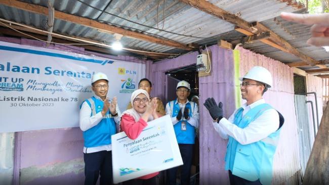 Sambung Listrik Gratis Donasi Pegawai PLN Telah Nyalakan Lebih dari 17.000 Rumah