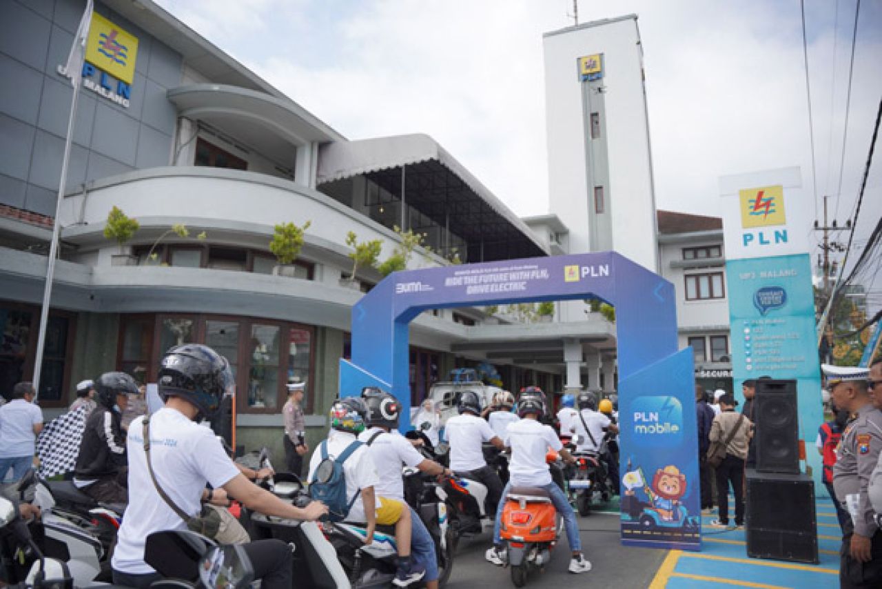 Peringati HPN 2024, PLN Gelar Konvoi Motor Listrik di Kota Malang