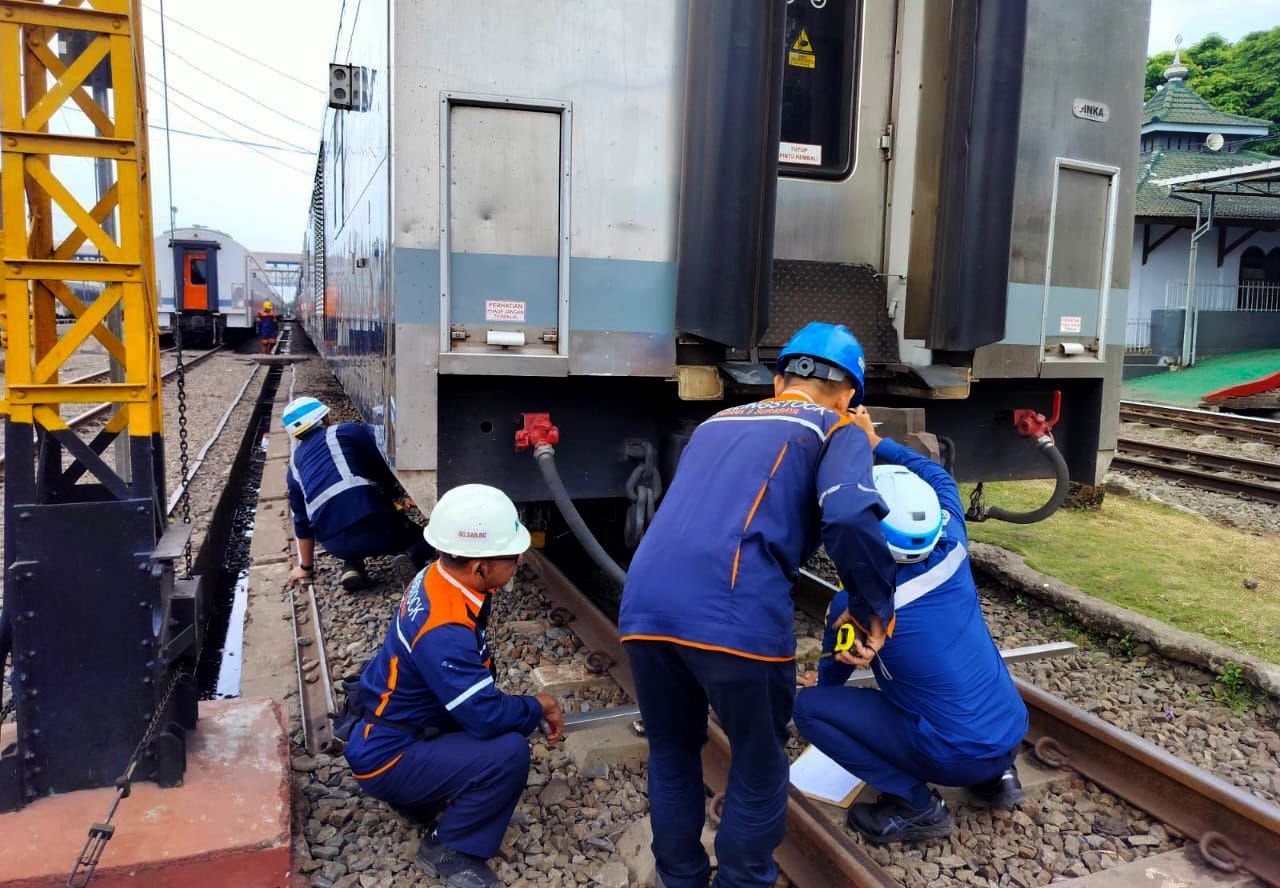Dirjen Perkeretaapian Periksa Sarana dan Fasilitas Stasiun KAI Daop 8 Surabaya