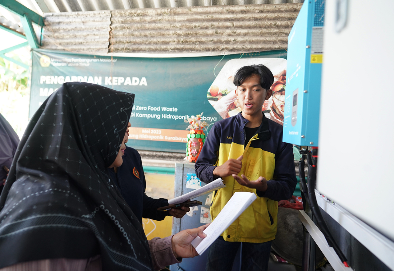 Mahasiswa ITS Hidupi Kampung Hidroponik Surabaya dengan Cahaya Matahari